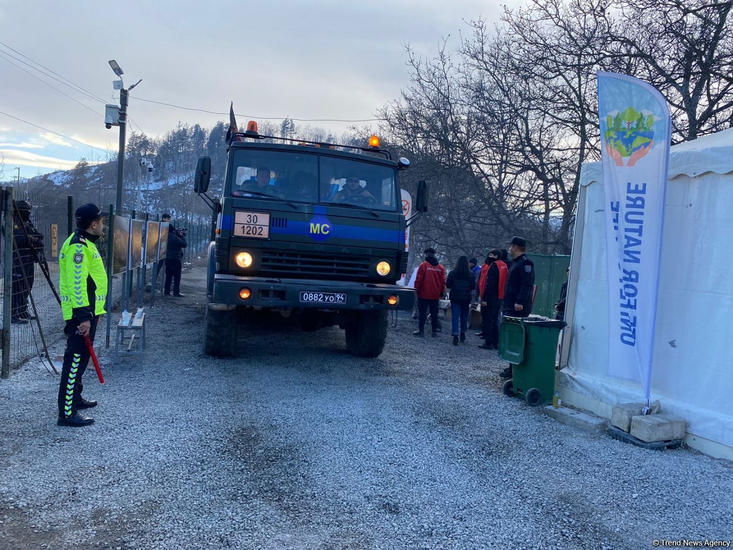 Vehicles of Russian peacekeepers continue moving freely along ...