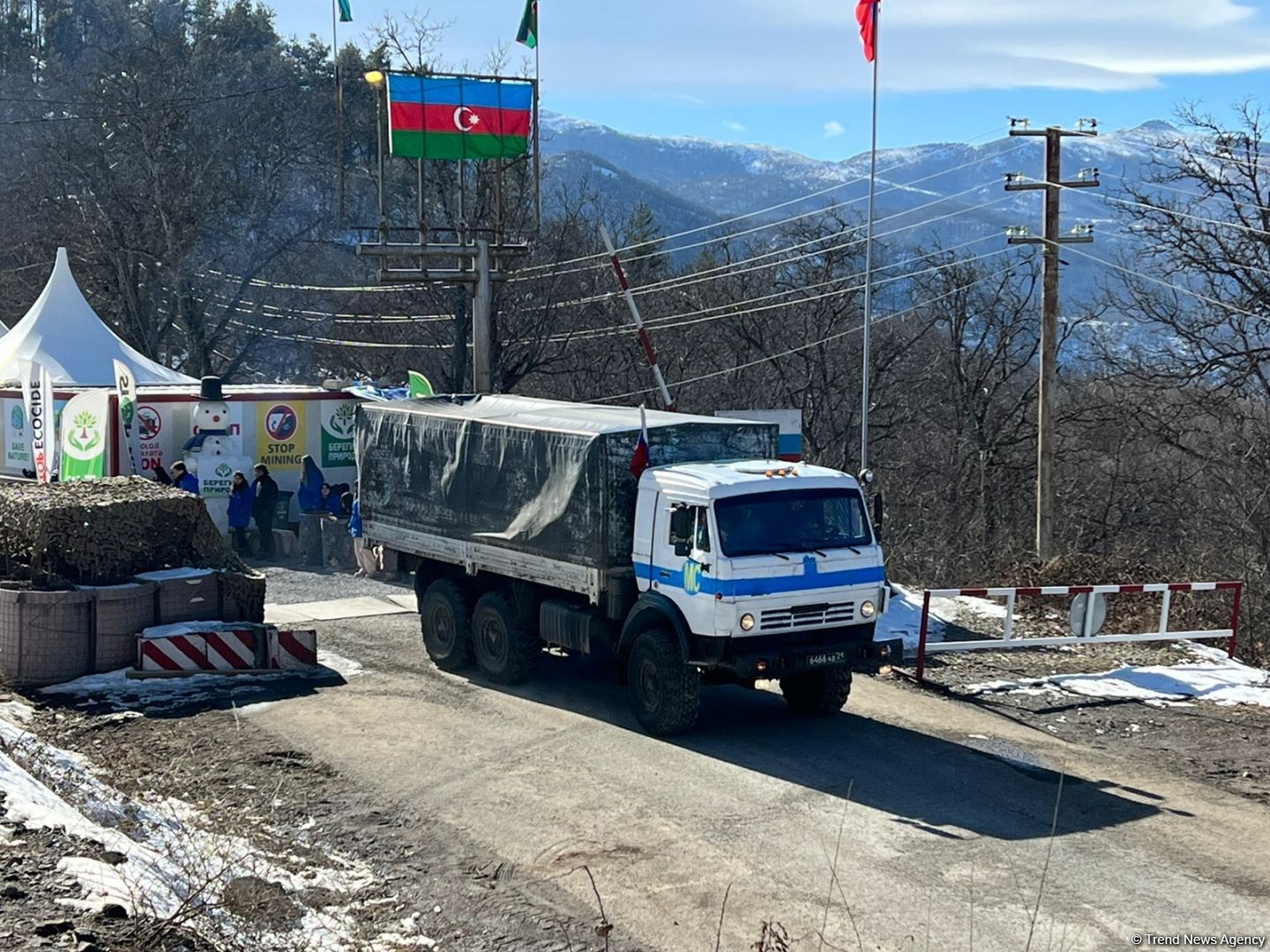 Vehicles of Russian peacekeepers continue moving freely along ...